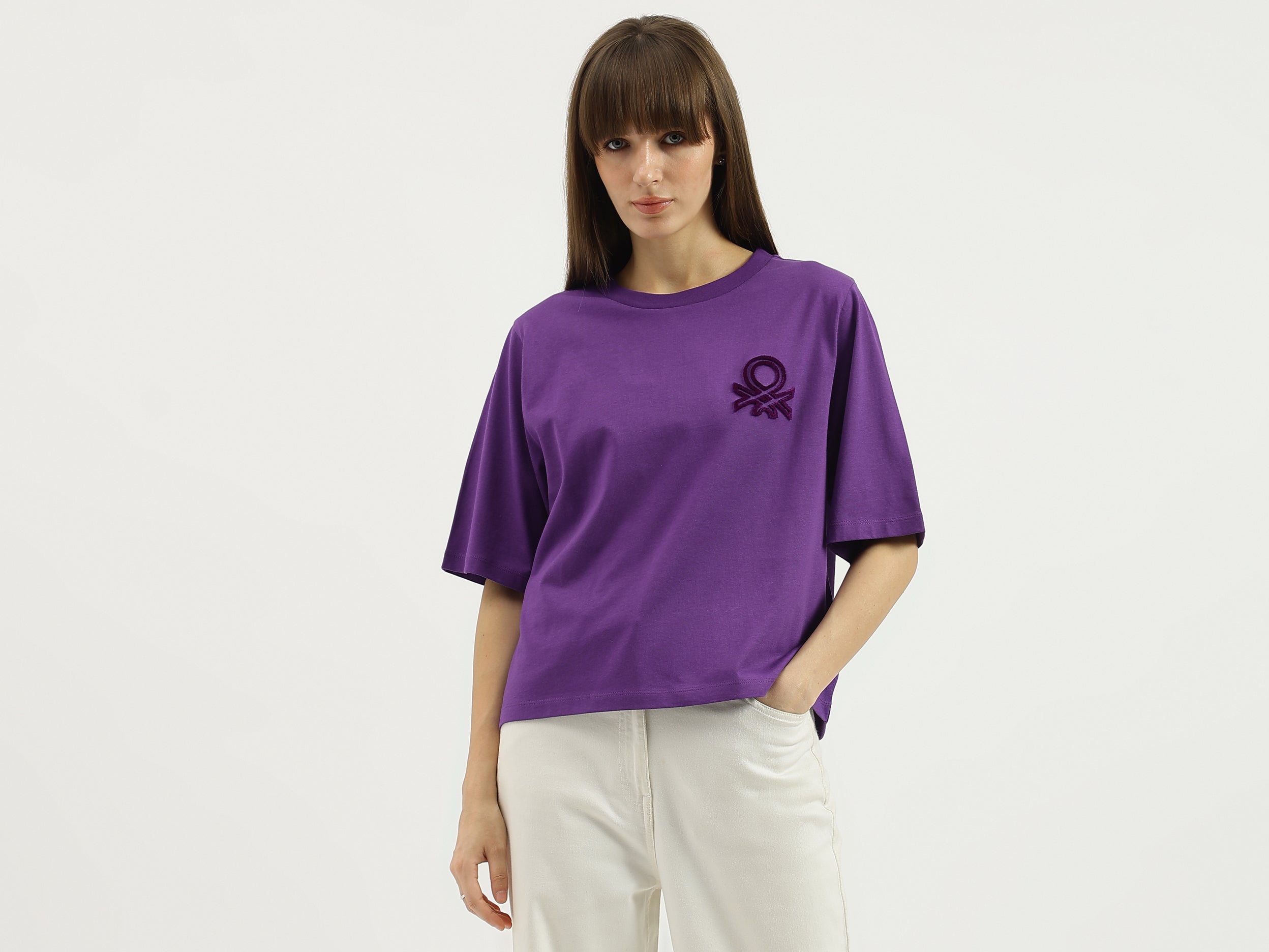 Round Neck Solid Plutch Logo T-Shirt – United Colors of Benetton Store
