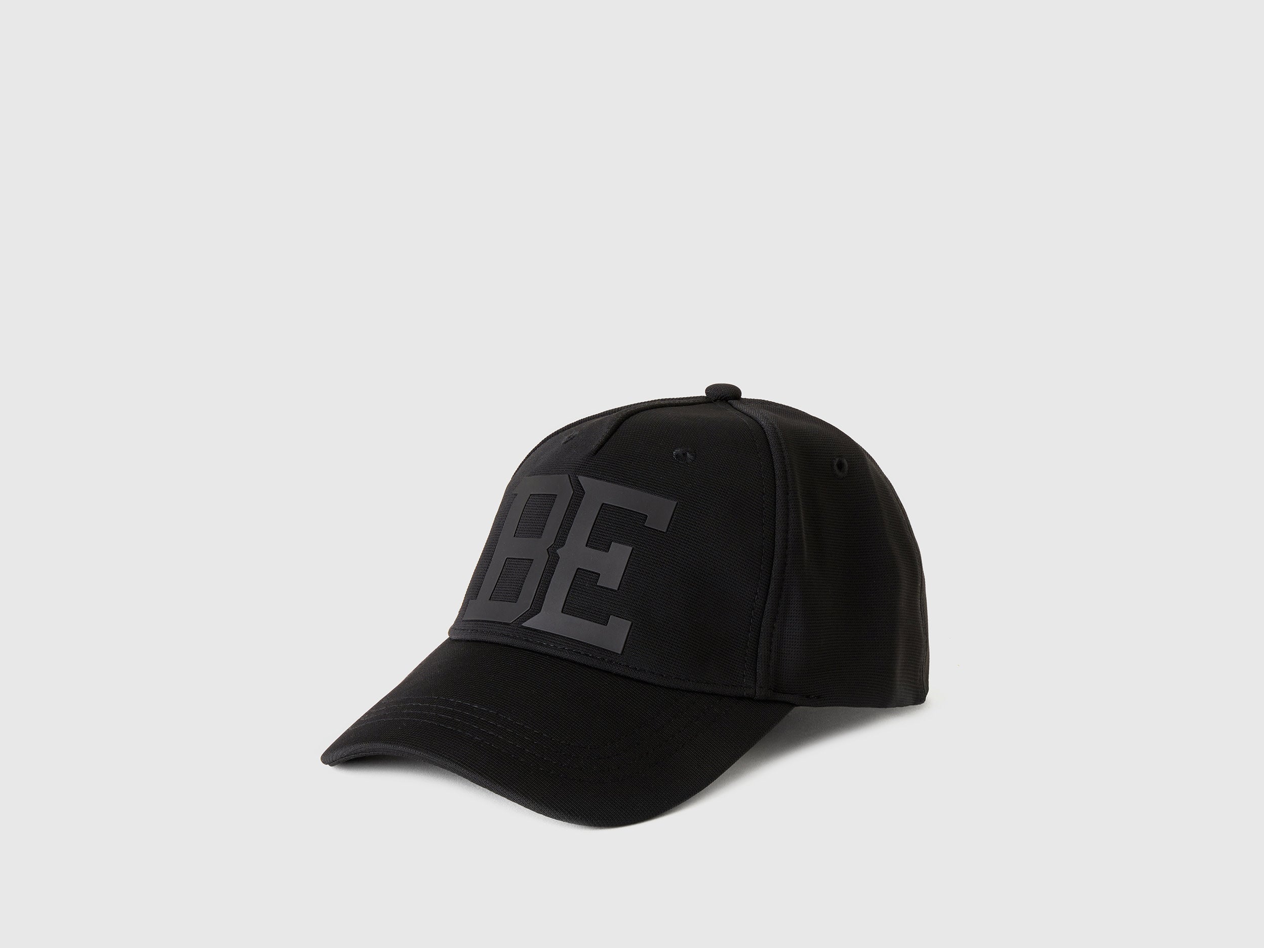 BLACK CAP WITH "BE" PRINT – United Colors of Benetton Store